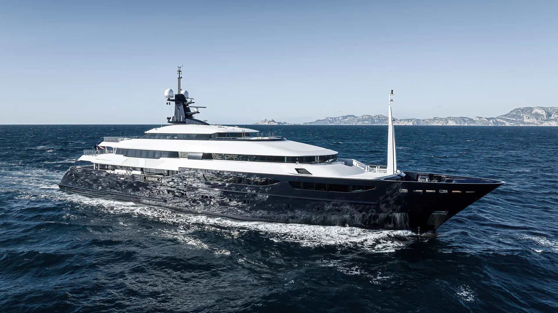 Hình ảnh CRN Arbema 72m sau quá trình tân trang kéo dài một năm | LuxYacht