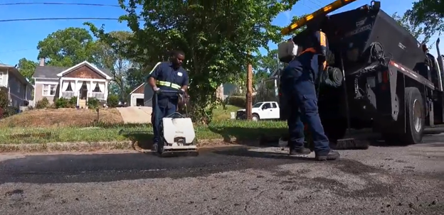 ATLDOT Pothole Posse tackles the city’s streets (In Spanish)