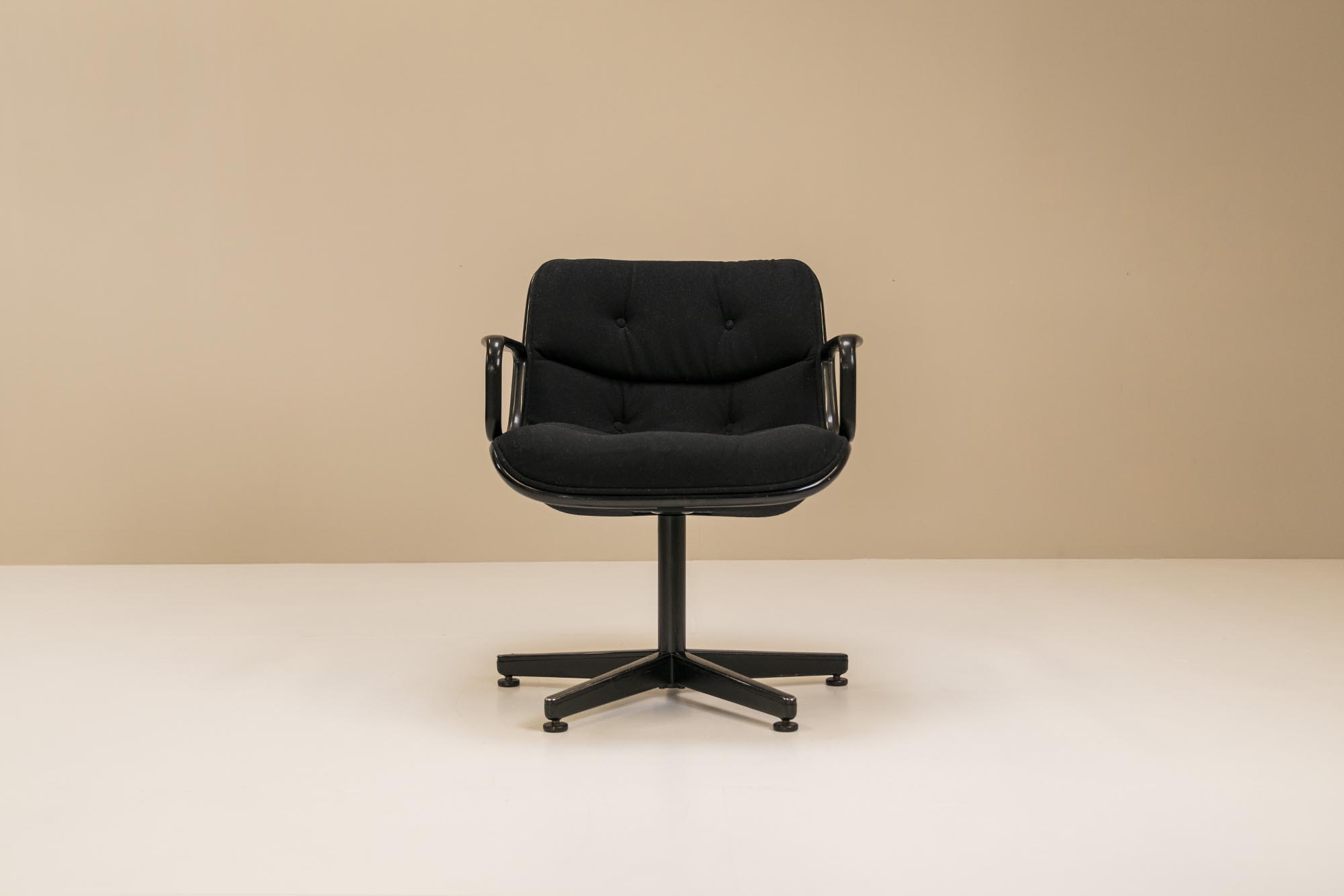 Set of 12 Executive "Pollock" Chairs by Charles Pollock for Knoll, USA ...