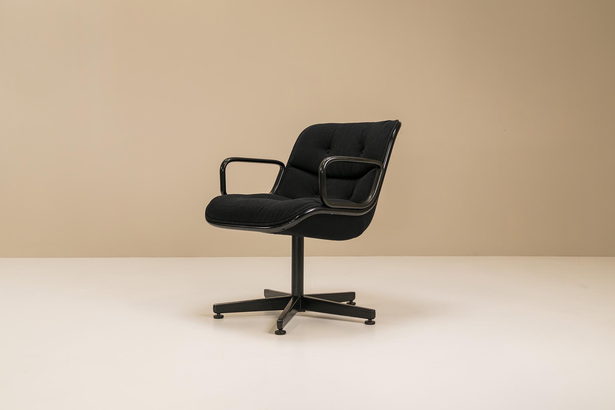 Set of 12 Executive "Pollock" Chairs by Charles Pollock for Knoll, USA ...