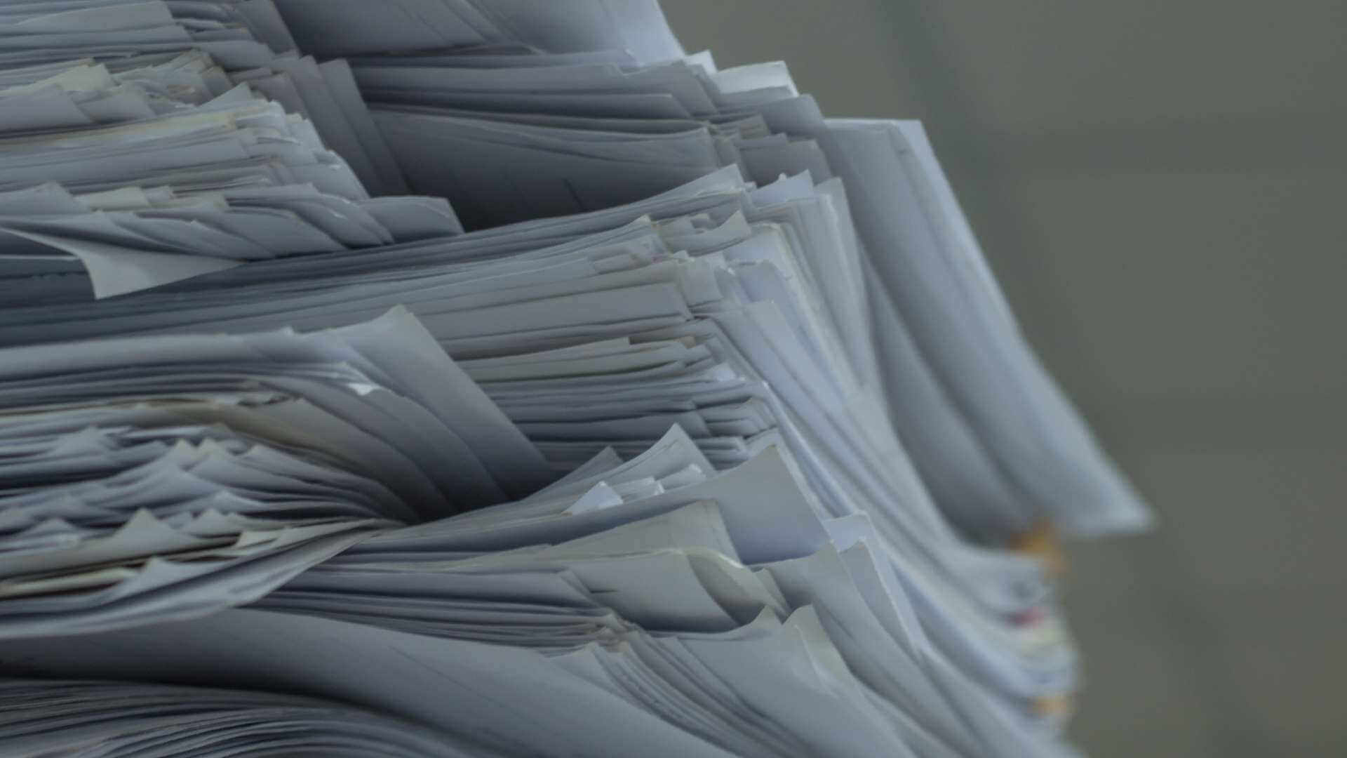 Cum luptăm cu risipa de hârtie? O tonă de hârtie reciclată salvează 17 ...