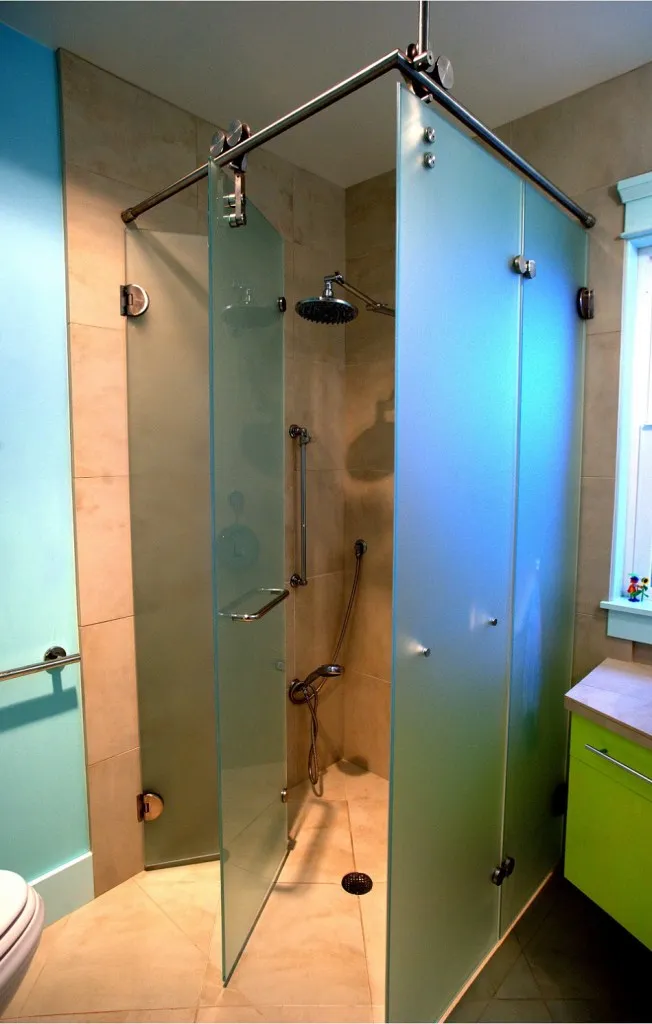 Trackless Folding Shower