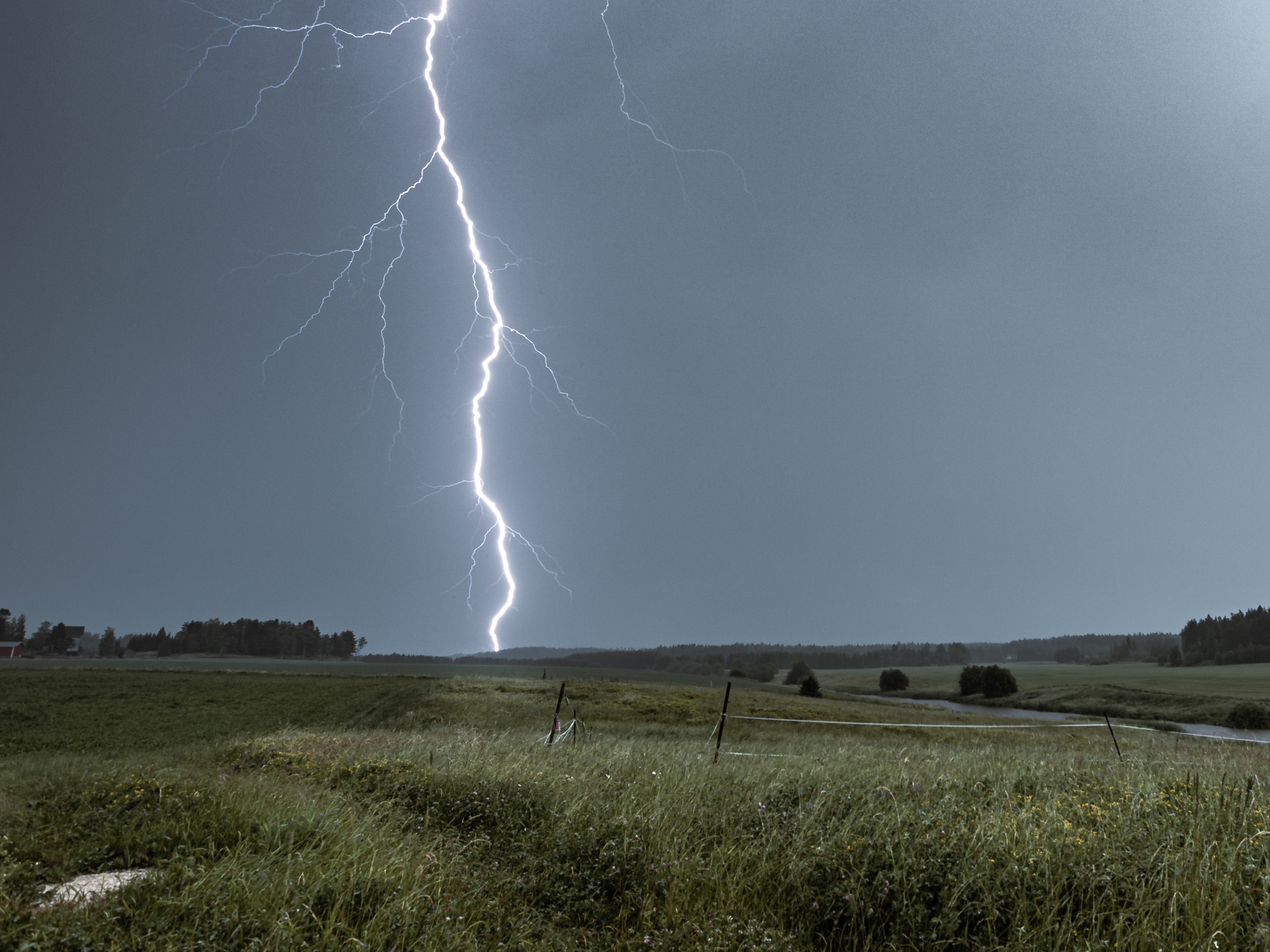 Operational extreme weather event attribution can quantify climate ...