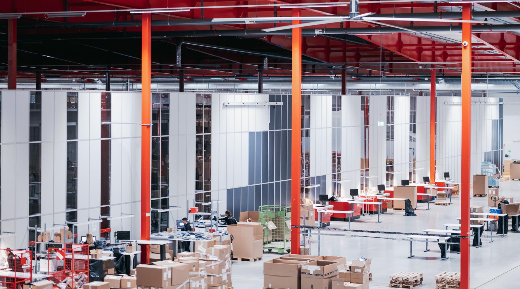 Retail Warehouse: Benefits & Optimization | AutoStore Guide