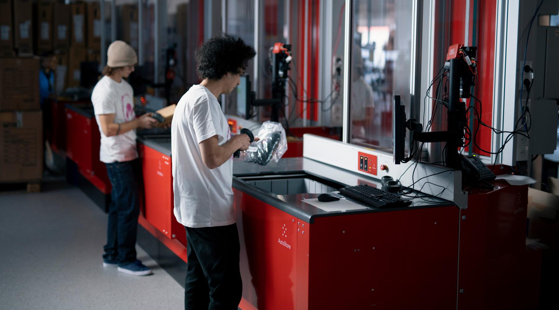 Automated Guided Vehicles (AGV) | Meaning, Types & Use-Cases