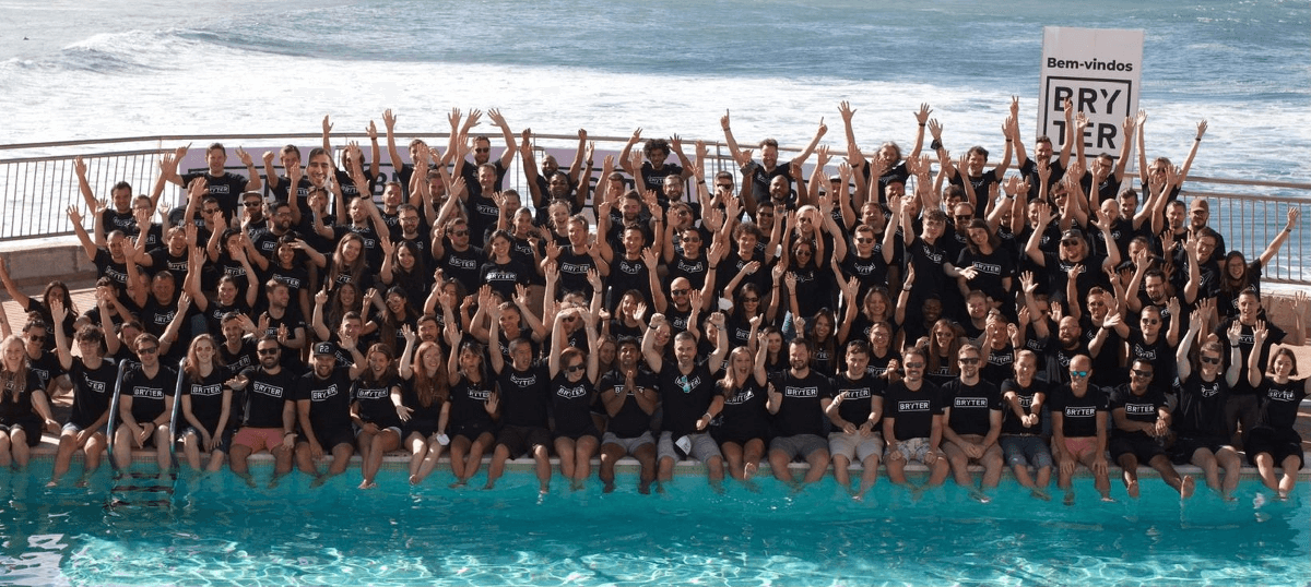 How to take professional large group photos (15 Simple tips) | Surf Office