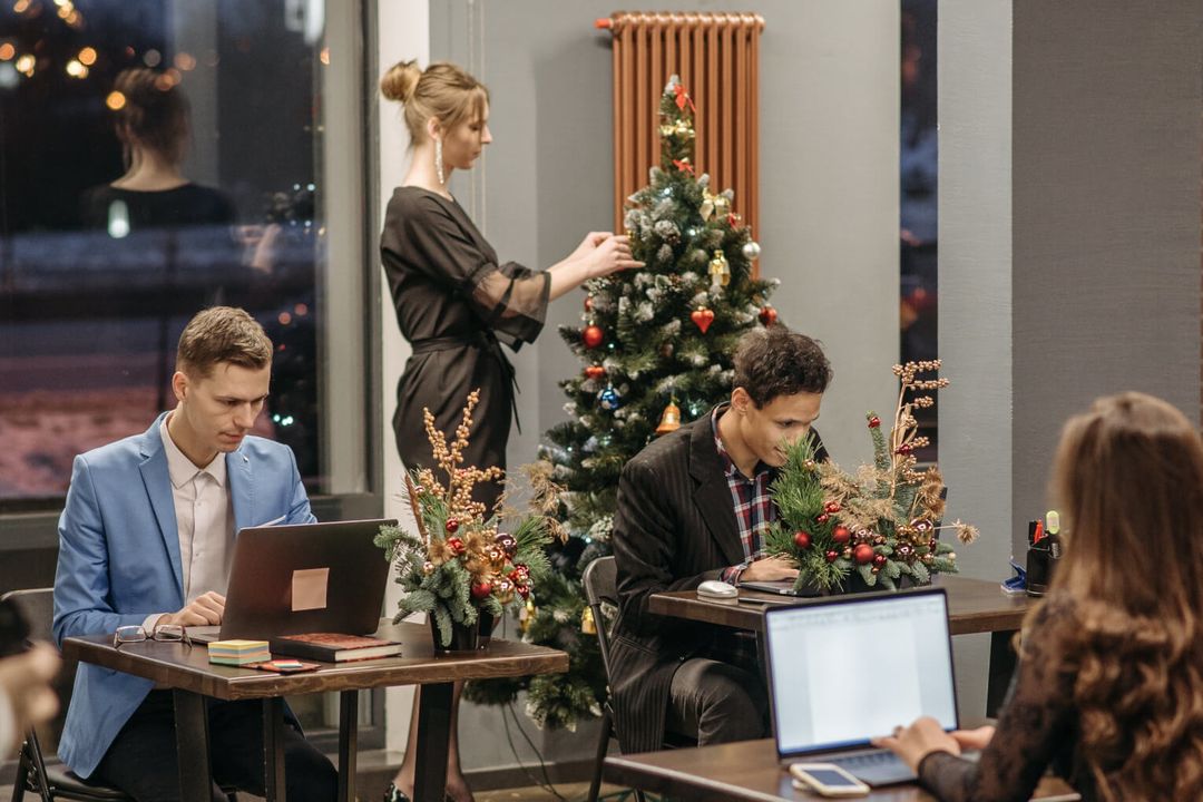 17 Christmas contest ideas to brighten up the workplace | Surf Office