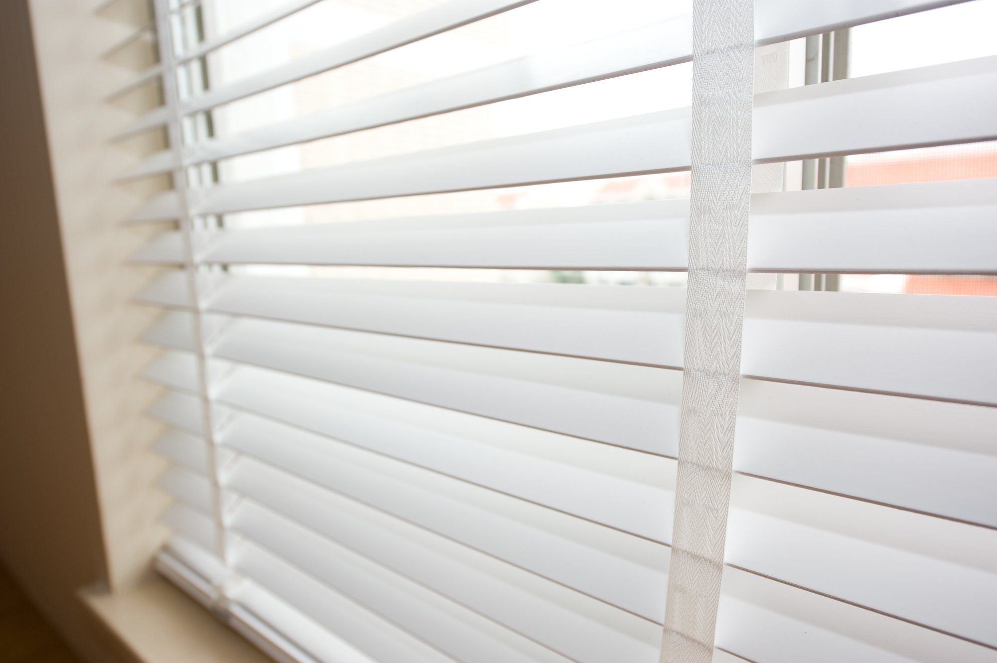 How to Achieve a Modern and Minimalist Look with Cordless Wood Blinds