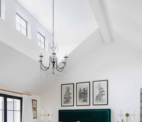 5 Ideas of How to Decorate a Small Bedroom With a High Ceiling