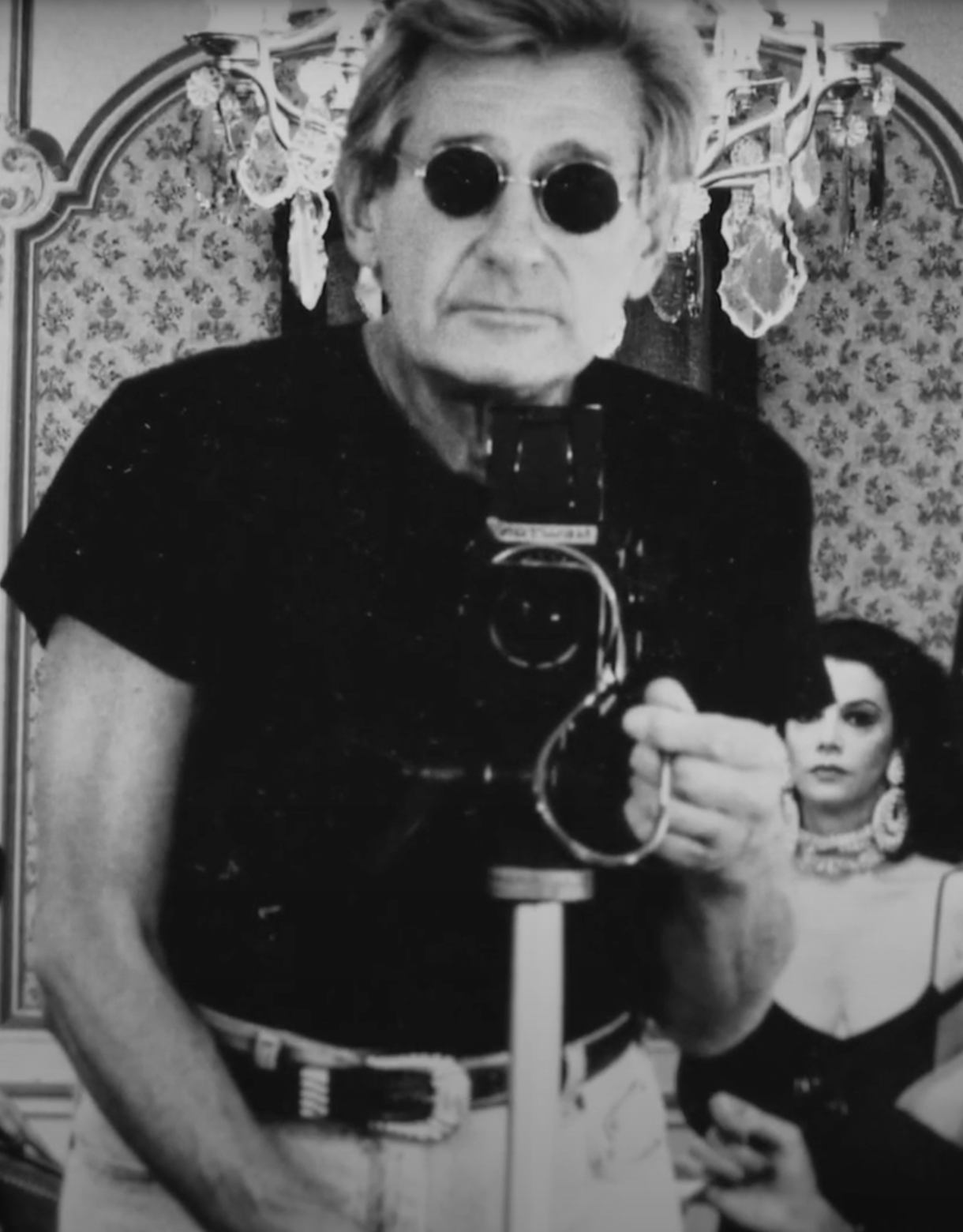 "Helmut Newton : L’Effronté" célèbre les femmes avec extravagance et p