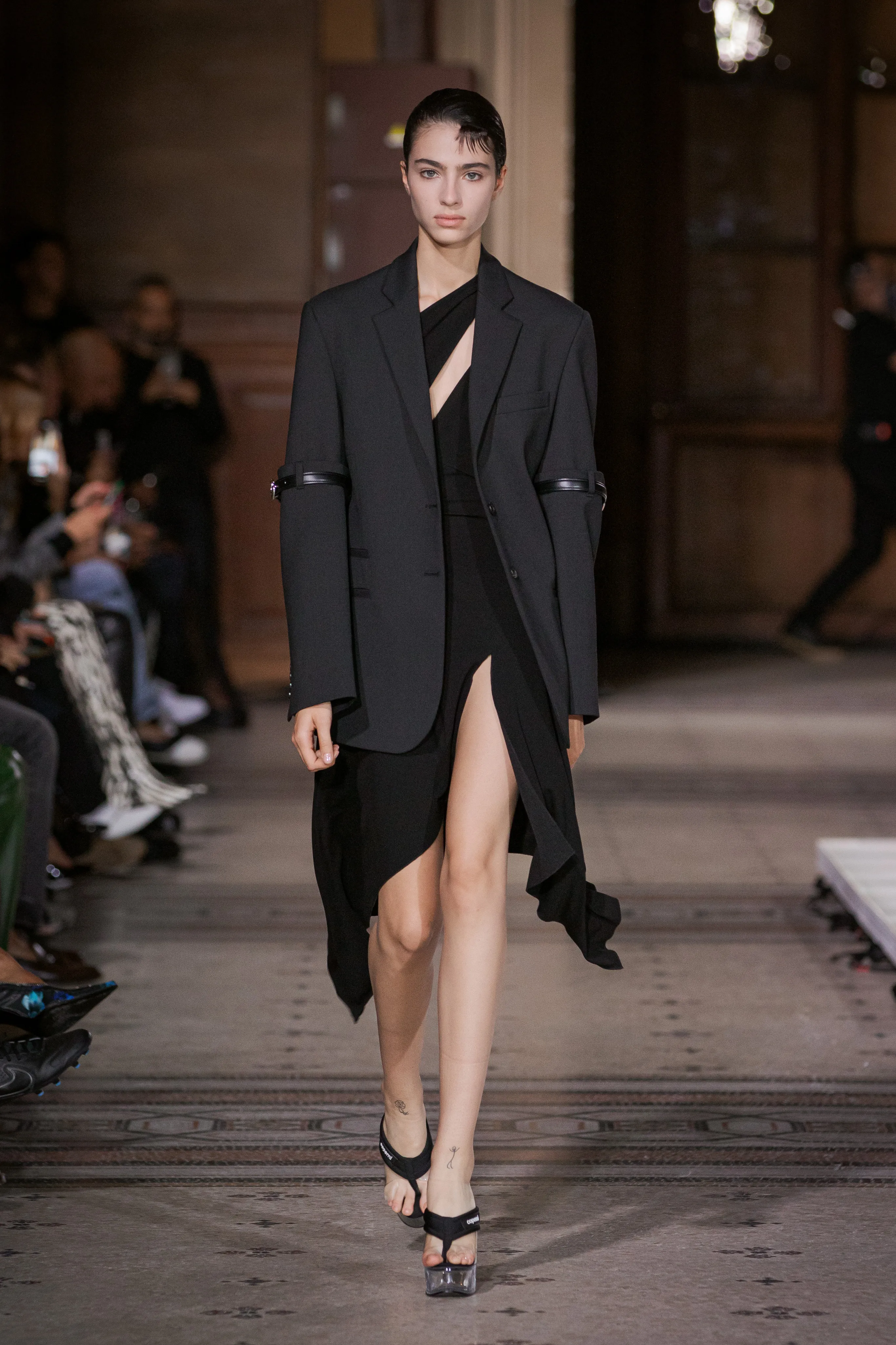 Chez Coperni, mode et science se fondent sur le corps de Bella Hadid