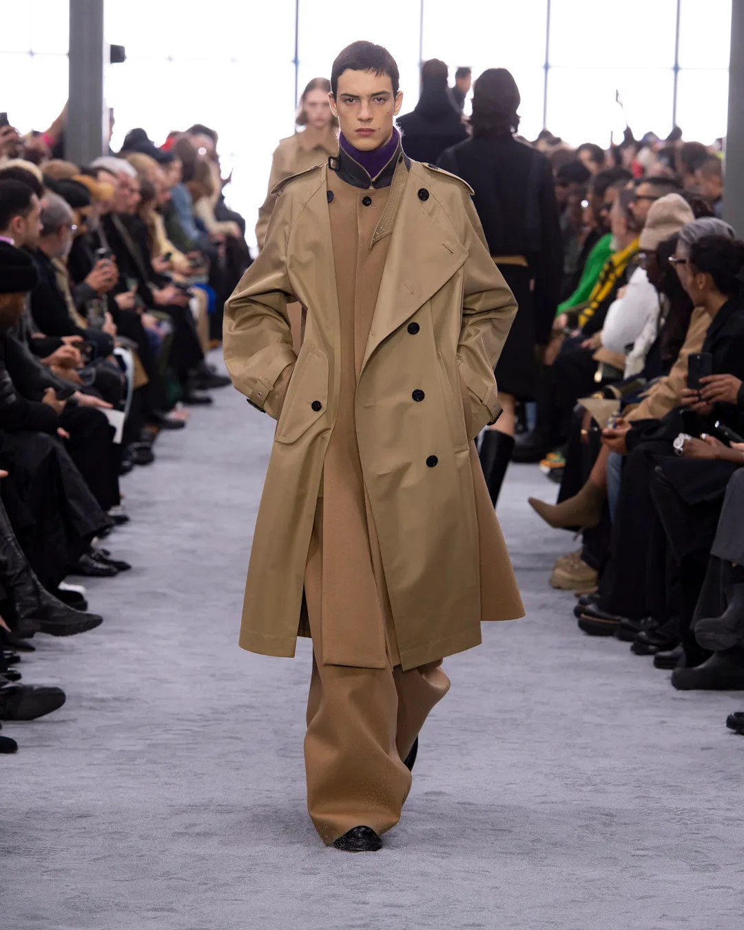Le label japonais Sacai redessine les contours de l’uniforme