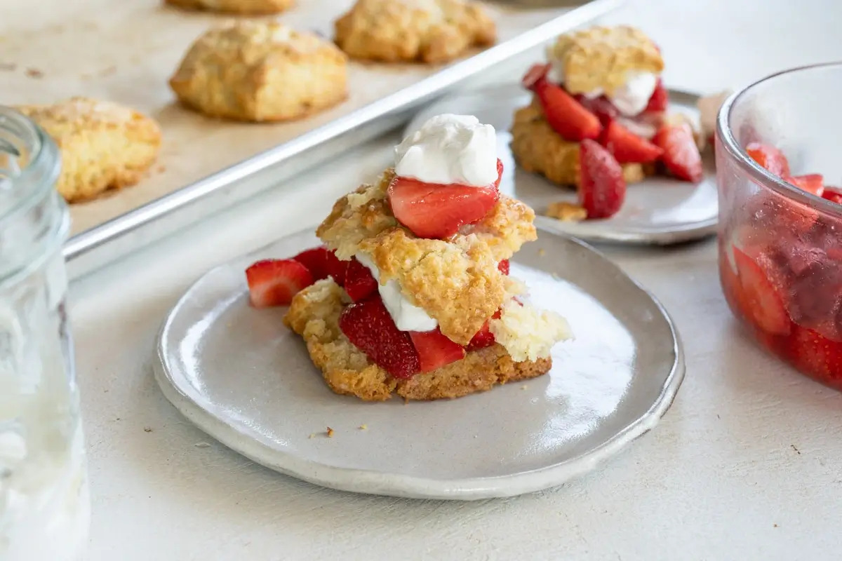 Raspberries vs Strawberries: Nutrition and Flavor Comparison