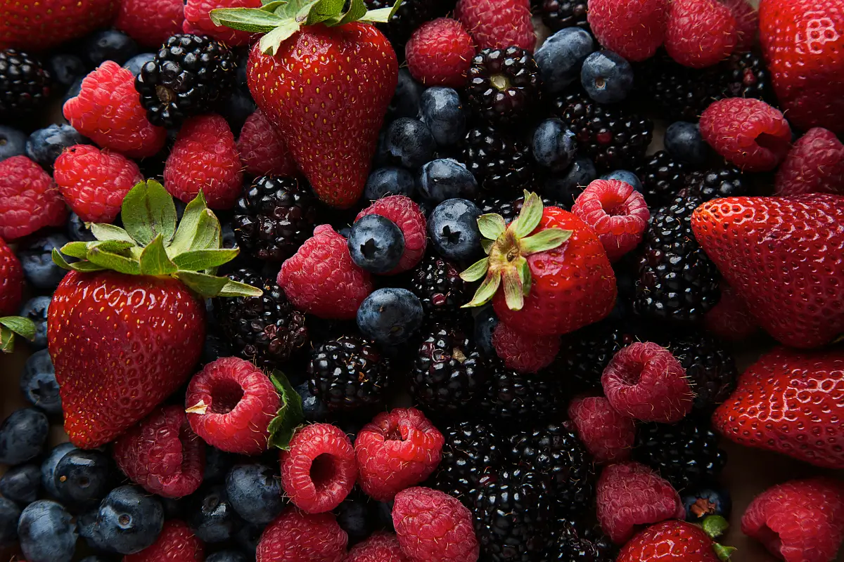 Raspberries vs Strawberries: Nutrition and Flavor Comparison