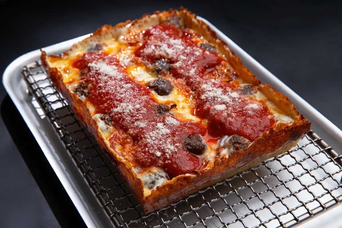 Detroit vs Chicago Style Pizza: Main Differences