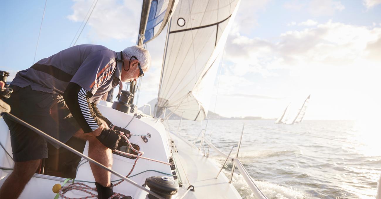 Living On The Ocean In A Boat: A Beginner's Guide | LakeWizard