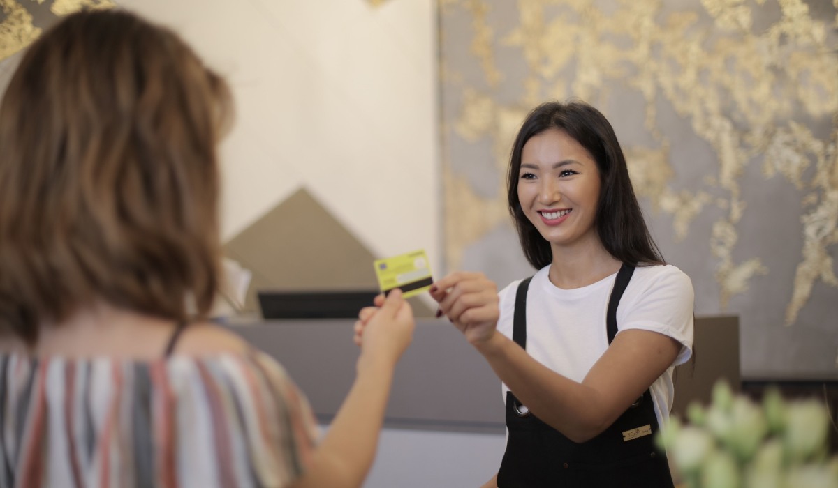 Como cobrar um cliente: 10 técnicas infalíveis para negociar