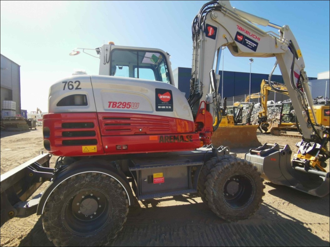 Hyr en Takeuchi TB295W från Arema Heavy Rental