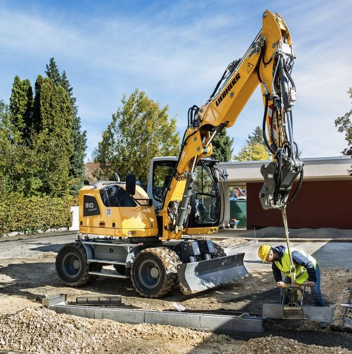 Hyr en Liebherr A910 Compact från Arema Heavy Rental