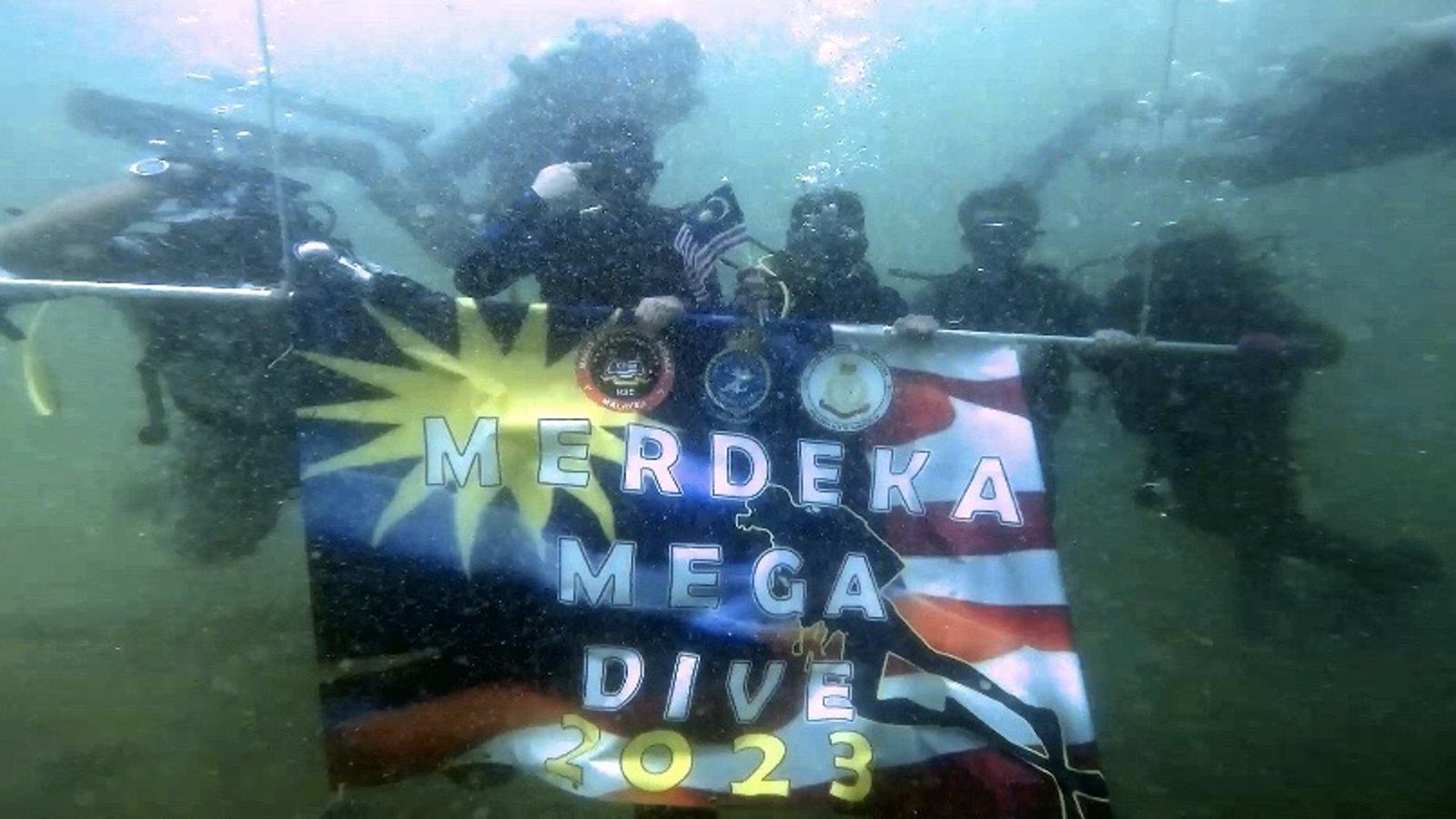 ERA Sabah kibarkan Jalur Gemilang di dasar laut bersama Tentera Laut ...