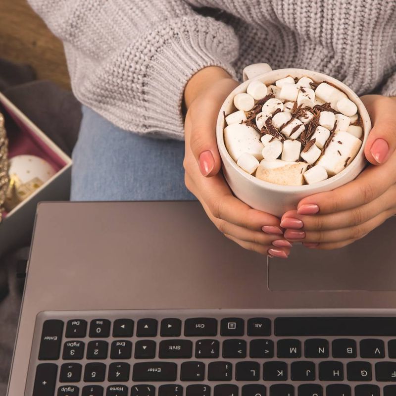 Best Gift Ideas for Remote Employees this Holiday Season | Cooleaf