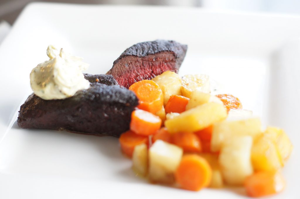 Norsk Hval - Hvalbiff med glaserte rotgrønnsaker og peppersmør