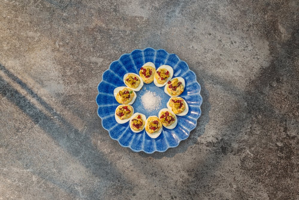 Norsk Hval - "Deviled Eggs" med crispy hval og oliven