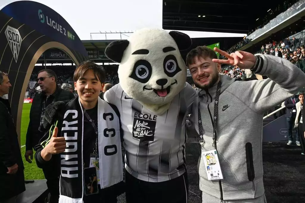 Arkunir Invite Un Fan Japonais Au Match Angers SCO - Saint-Étienne