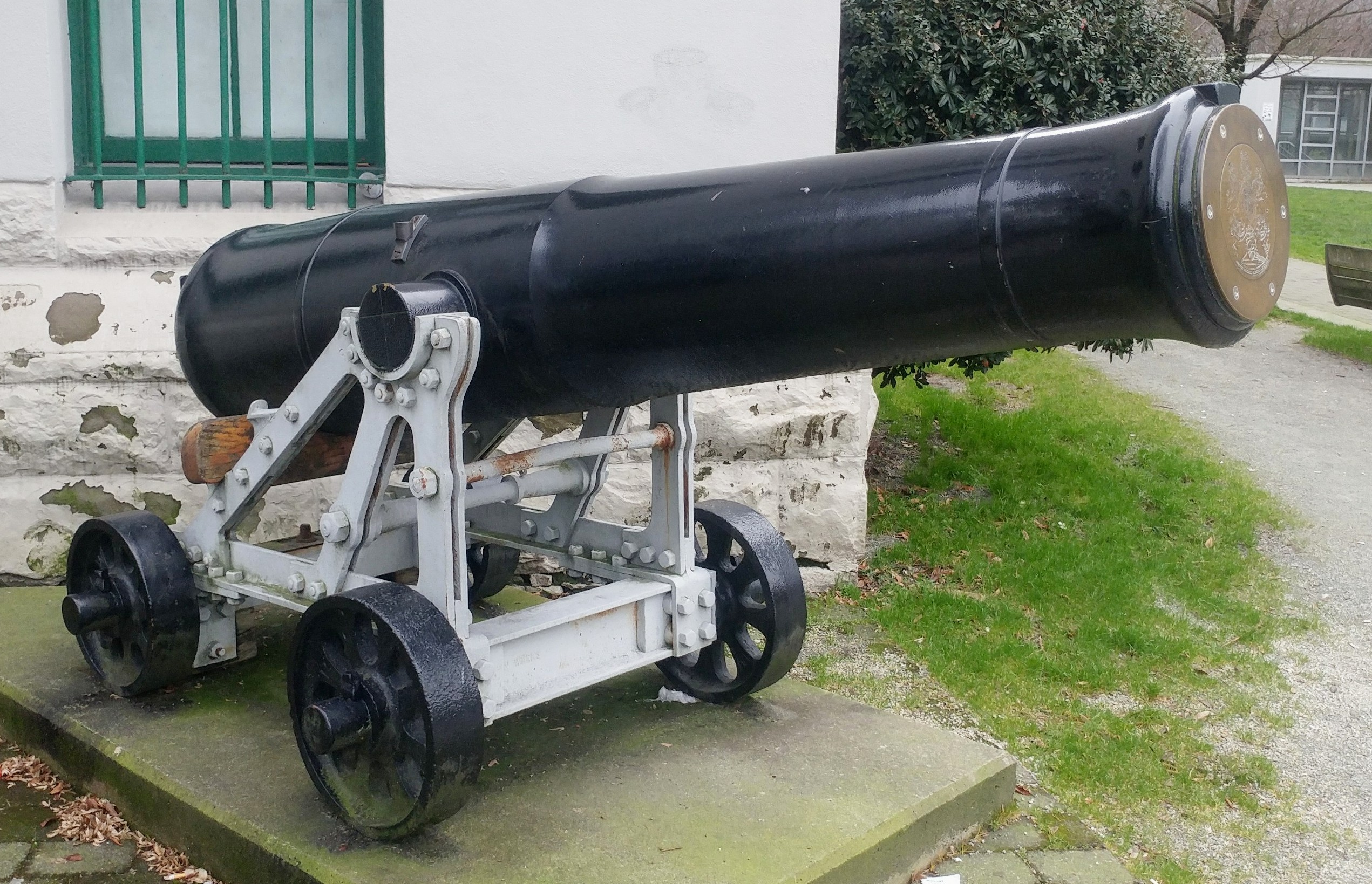 Artillery in Canada (1) British Columbia: Vancouver, HMCS Discovery ...