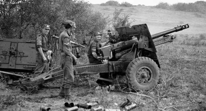 Artillery in Canada (1) British Columbia: Vancouver, HMCS Discovery ...