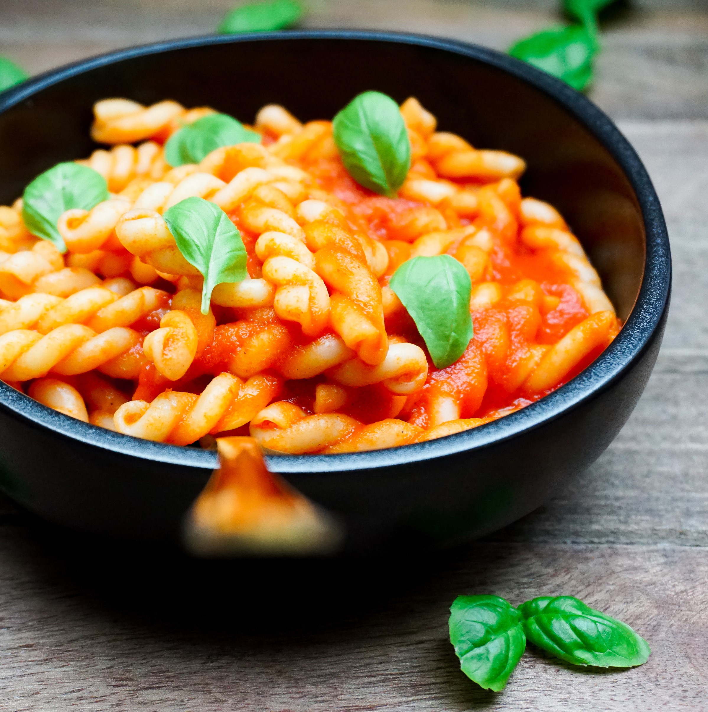 Eenvoudige pasta met tomaat, paprika en basilicum