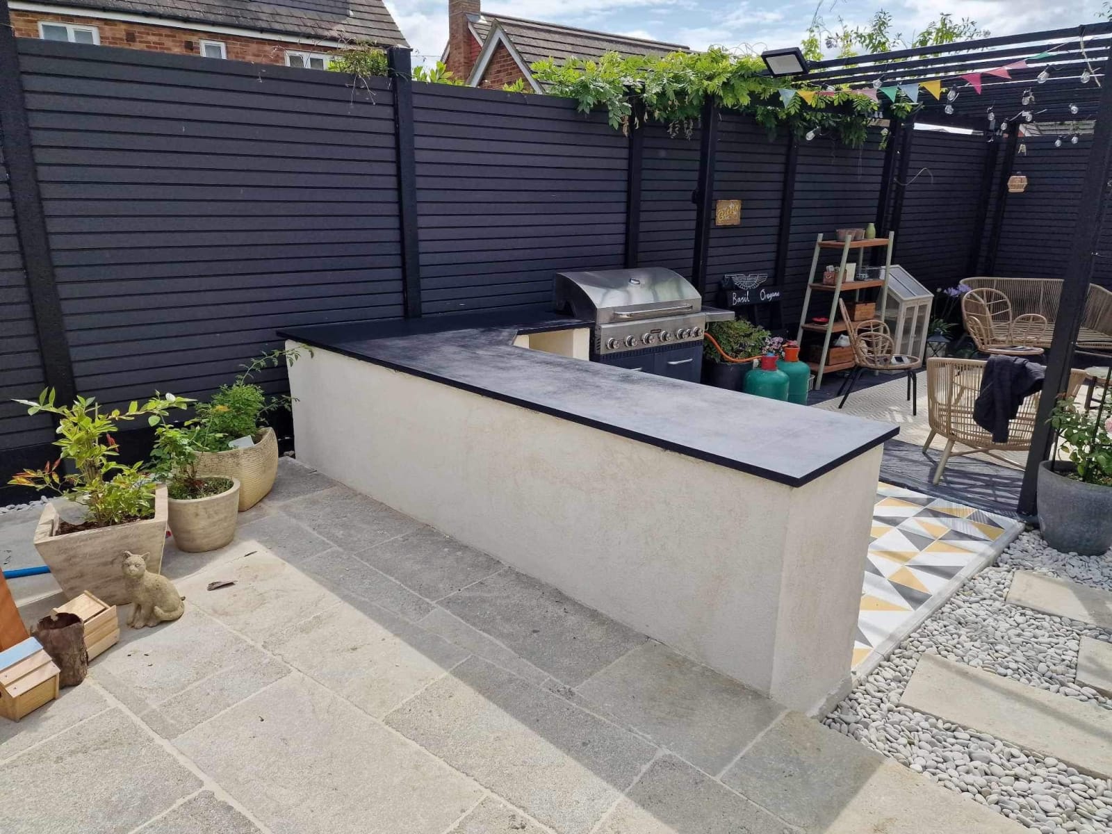 Elegant Noir: L-Shaped Black Concrete Worktop | Concreto