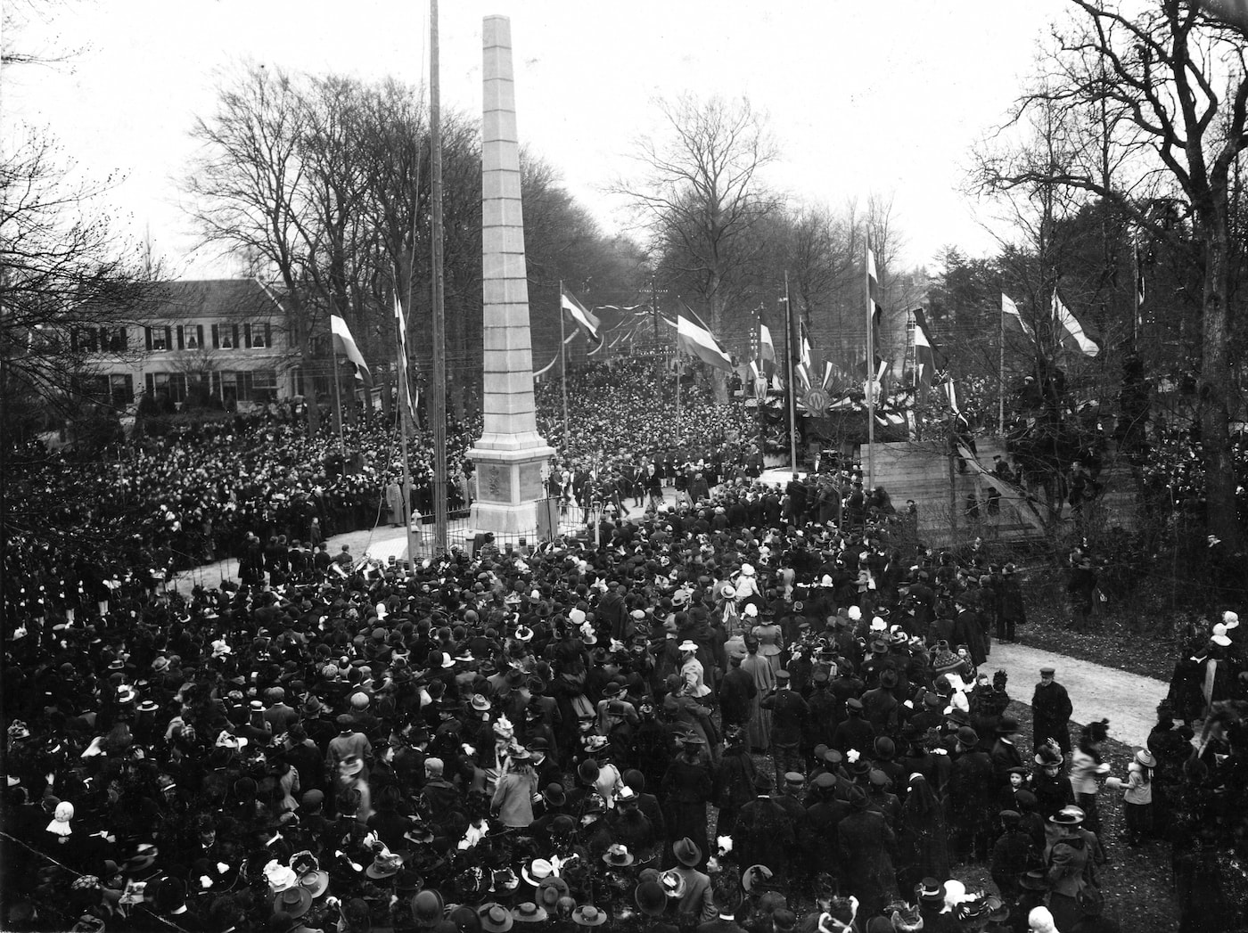 Oranje en Apeldoorn ontmoeten elkaar bij de Naald