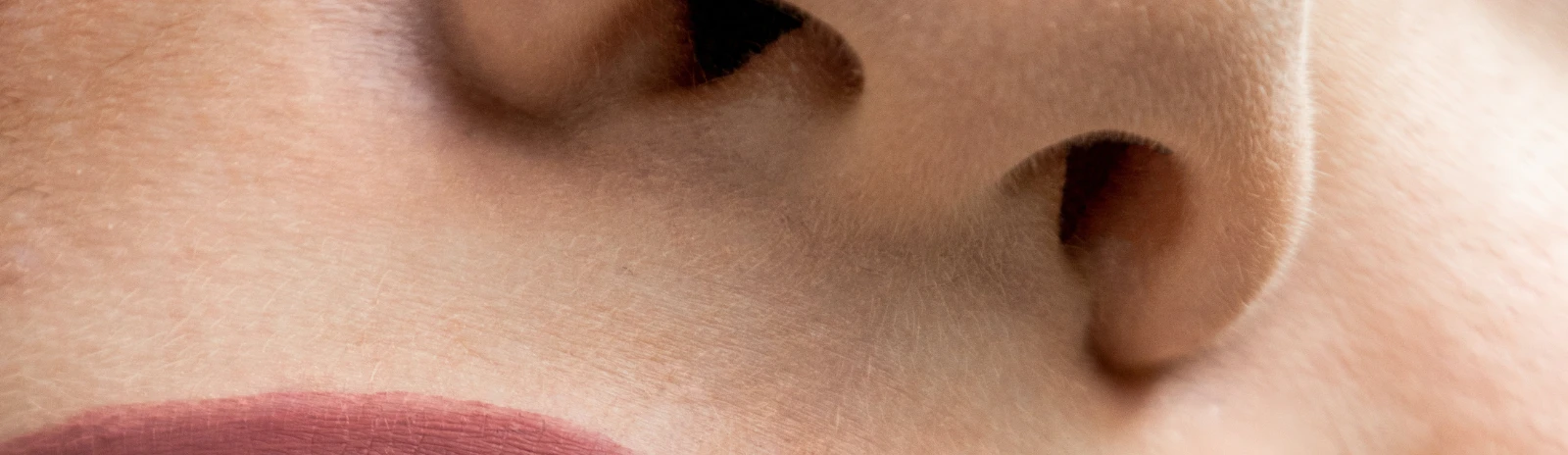 Jak bezpečně odstranit chloupky v nose | meer.