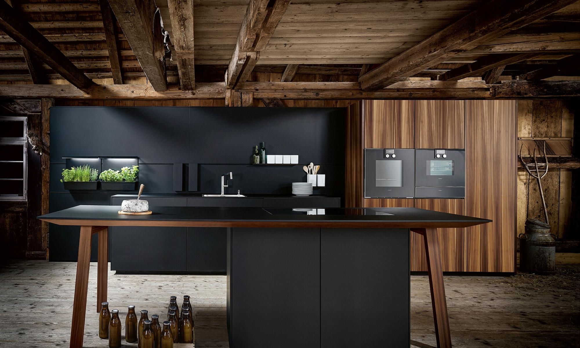 Dunkle Holzküche