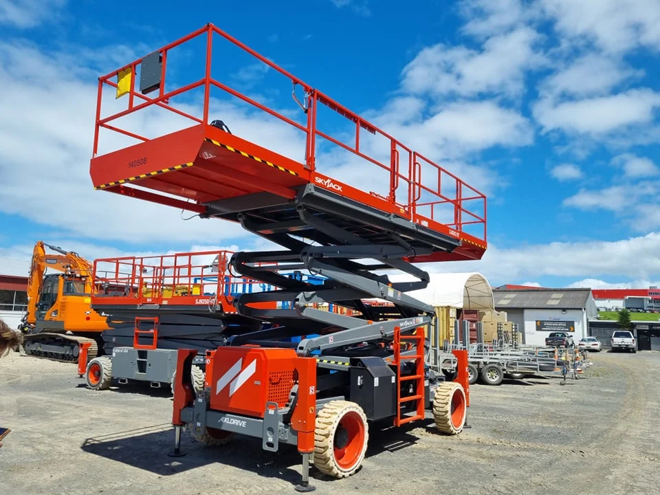 Guide: How to lower the outrigger legs on a Rough Terrain Scissor lift