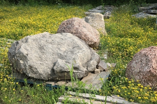 15 Tips for Using Boulders in Landscaping | Stone Center