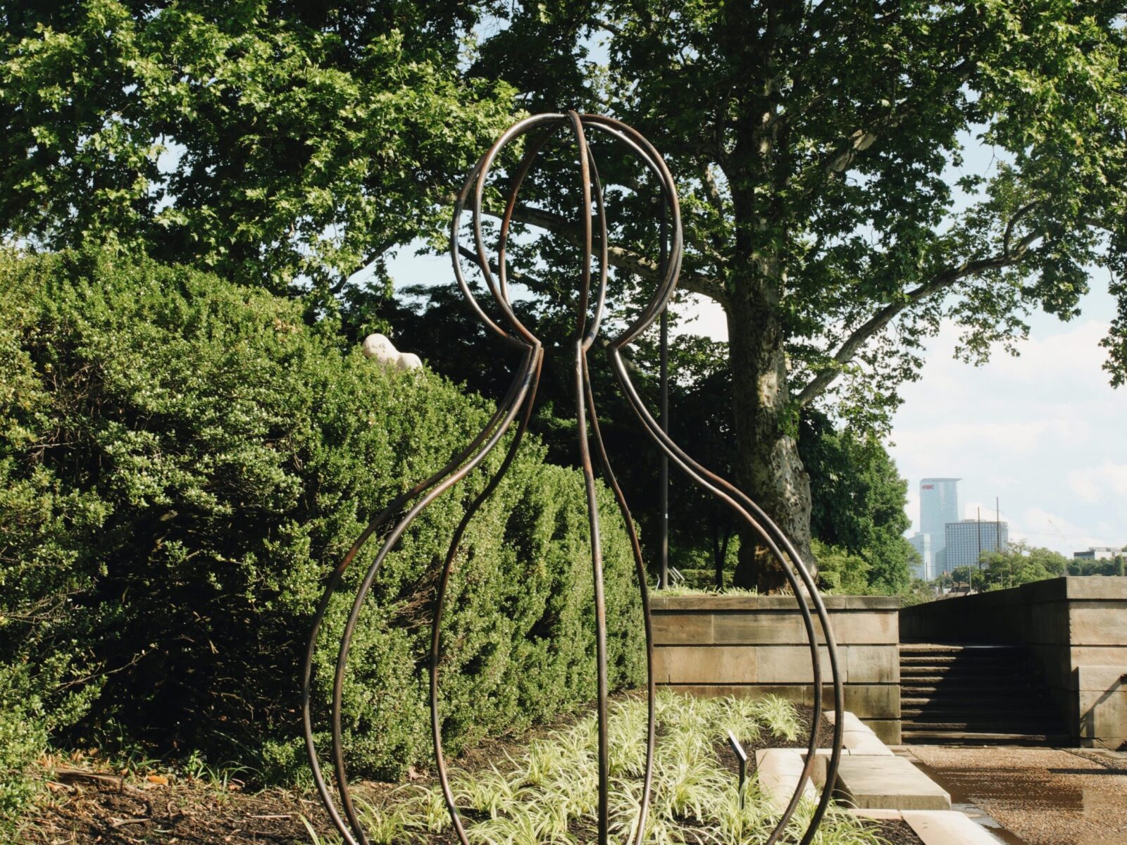 Maren Hassinger's "Steel Bodies" at the Ellen Phillips Samuel Memorial ...