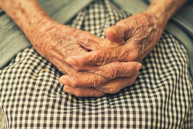 How to Describe Hands for More Realistic Characters | StoryFlint