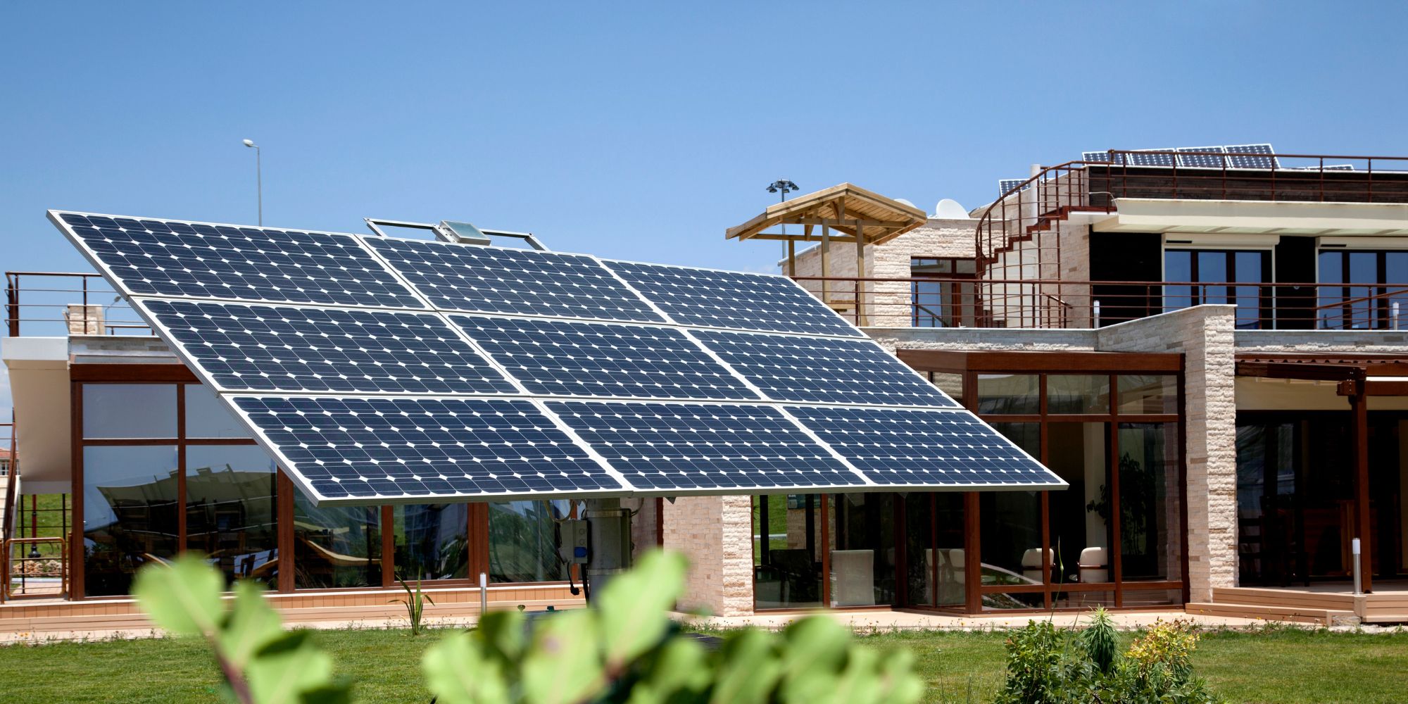 A Local Energy Market Benefiting Power Grids and Energy Users: A P2P ...