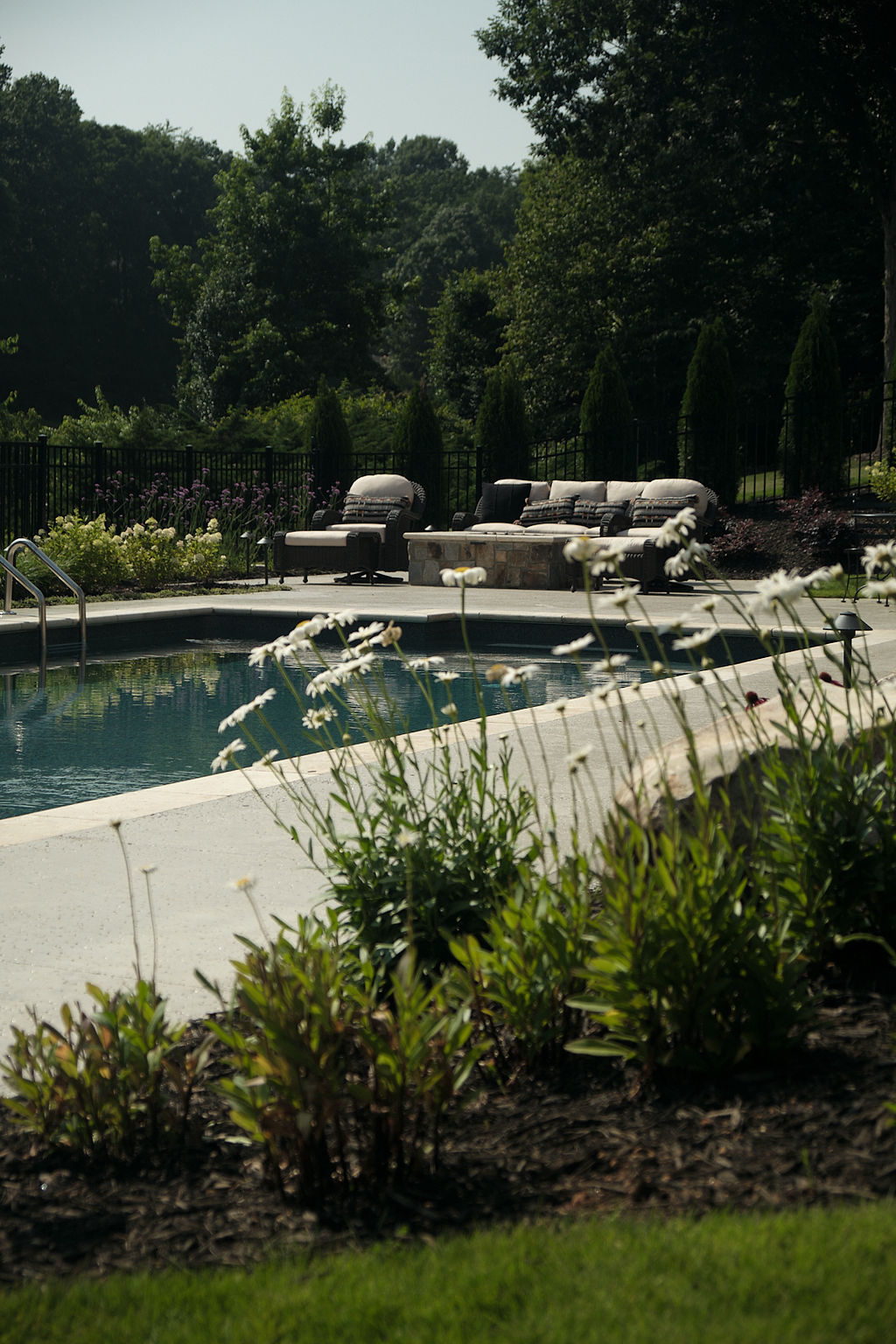 10 Ways to Landscape Around a Swimming Pool