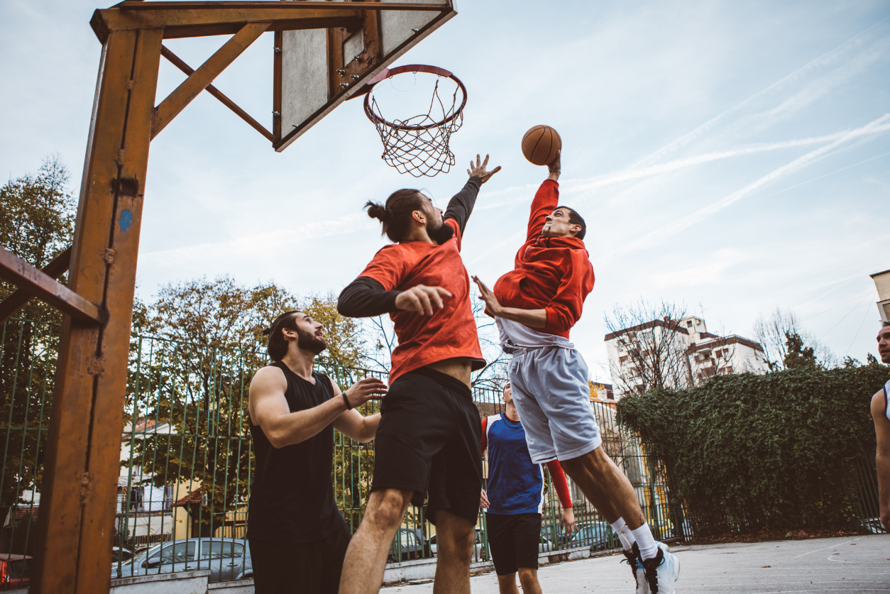 8 social sports for meeting new people in philadelphia | eseo sports