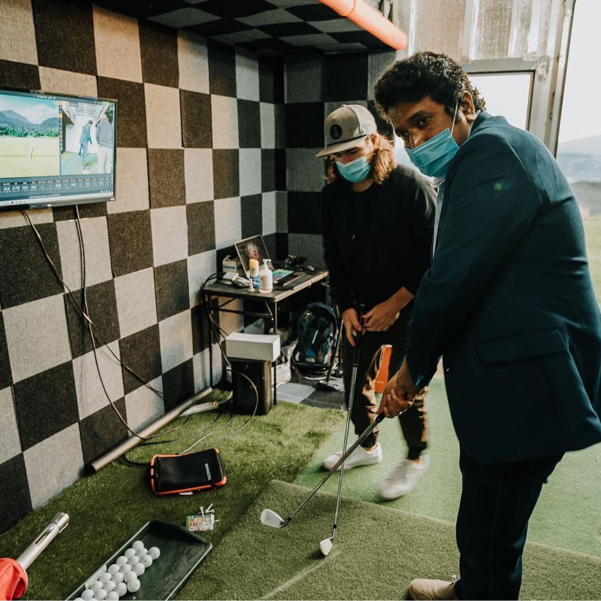 Office Golf Simulator | Blog - Dryvebox
