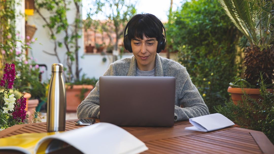 How to Create a Work From Anywhere Ergonomic Setup | Work | NOTEWORTHY ...