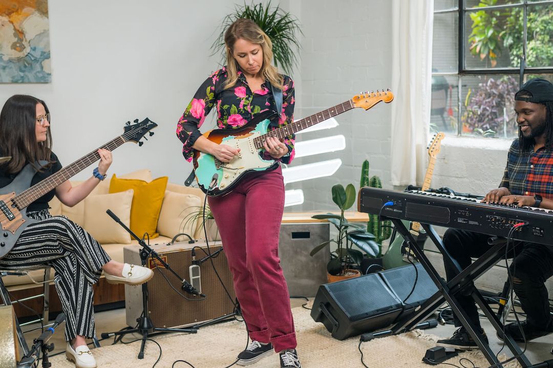 7 Secrets for Writing a Guitar Solo That Wows Your Audience - Pickup Music