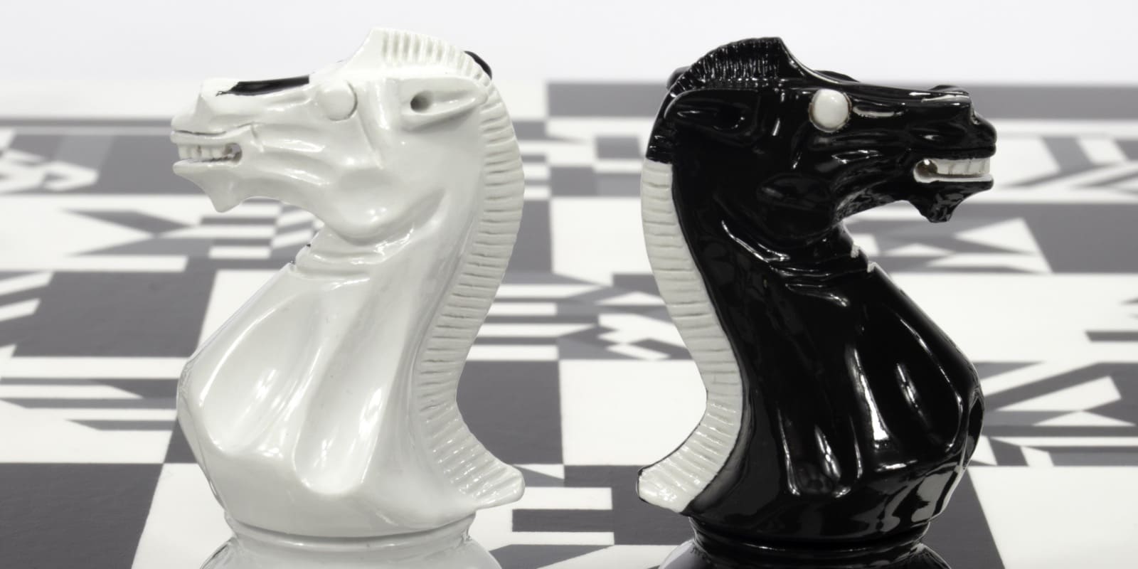 Dazzle Dawn Chess Set - Purling
