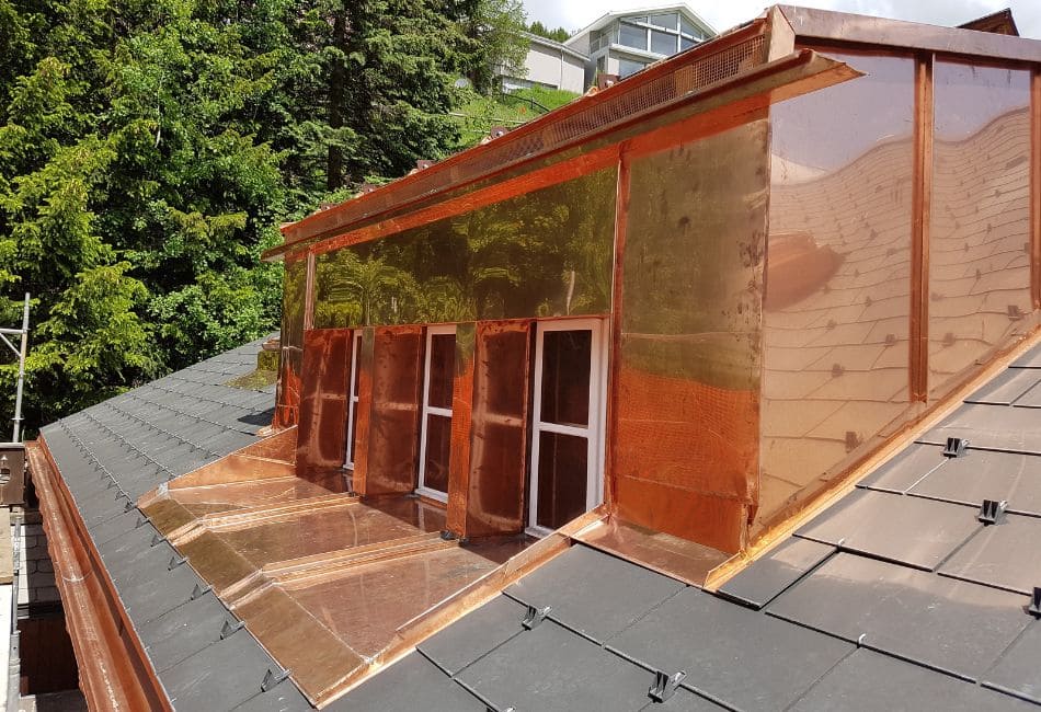 Dachsanierung mit Kupfer und Eternit | Dachdeckerei | Engadin