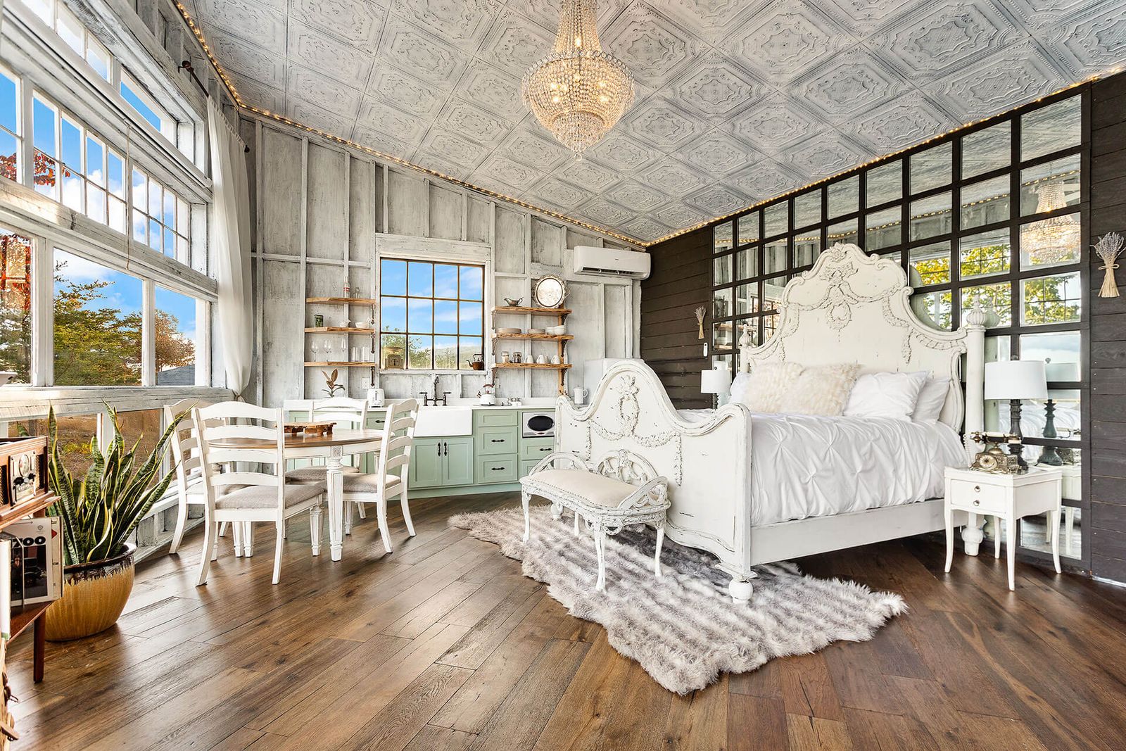 New Honeymoon Treehouse - Bolt Farm Treehouse