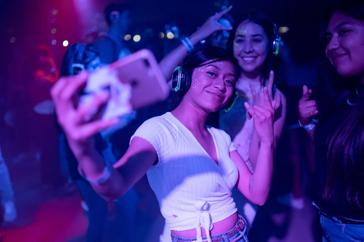 8 Ways to Master the Art of Solo Clubbing