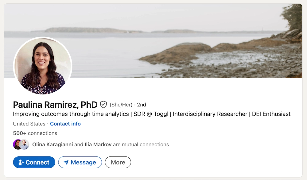 How to Write a Winning Sales Profile LinkedIn Headline (With 8 Examples)